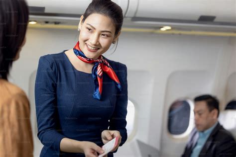 Personnel De Cabine Ou Hôtesse De Lair Accueillant Des Passagers Dans Un Avion Hôtesse De L