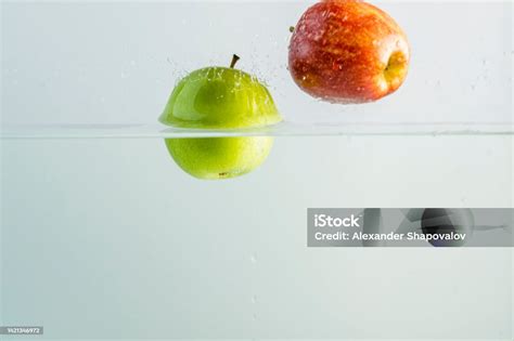배경에 고립 된 물에 떨어지는 빨간색과 녹색 사과의 클로즈업 뷰 건강한 식생활에 대한 스톡 사진 및 기타 이미지 건강한