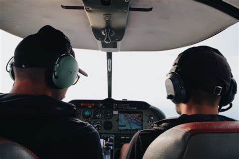 차량에 타고있는 남자 · 무료 스톡 사진