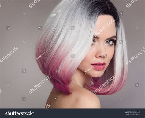 Corto Peinado De Ombre Hermosa Mujer Foto De Stock 795082447
