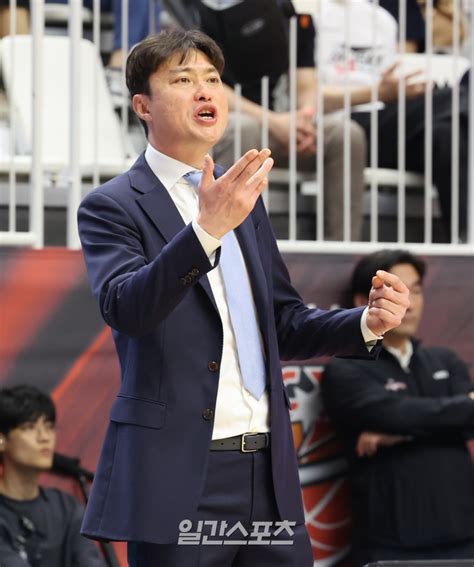 Kt 준우승·4강 이끈 송영진 감독과 결별