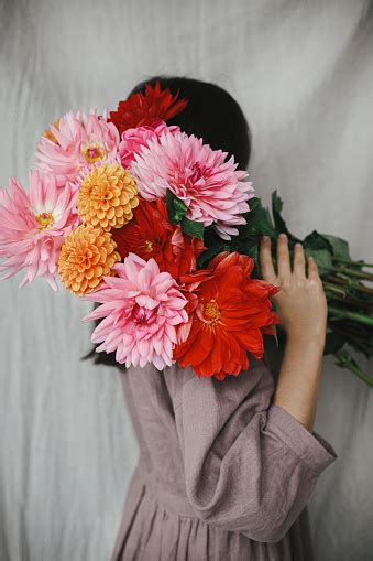 소박한 방에서 화려한 달리아스 꽃을 들고 아름다운 여자 아름다운 가을 꽃다발 뒤에 숨어 있는 린넨 드레스를 입은 플로리스트 대기 미적 이미지 시골의 가을 시즌 가을에 대한