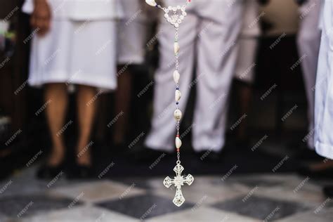 Personas Rezando En Una Misa Religiosa Foto Premium