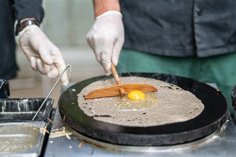 햄 계란 치즈와 함께 짠 크레페 요리 좋은 손 팬 놀라운 맛 전통 음식에서에서 준비를 했다 0명에 대한 스톡 사진 및 기타