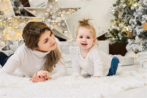 妈妈和她的宝贝女儿在圣诞节和新年假期