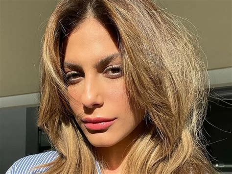 De biquíni Mari Gonzalez destaca corpaço na web