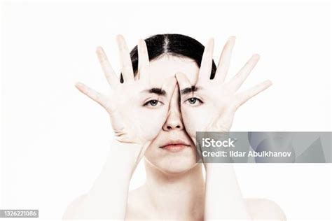 세계 정신 건강의 날 그녀의 얼굴에 손을 잡고 백인 여성의 초상화 손바닥에 눈이 있습니다 흰색 배경입니다 정신 장애의 개념