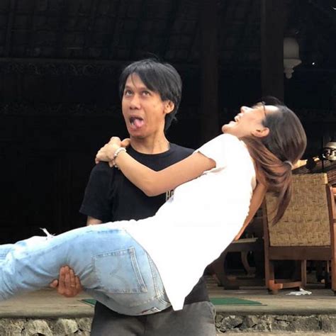 11 Tahun Menikah Ini 10 Potret Kemesraan Eross Candra Dan Istri