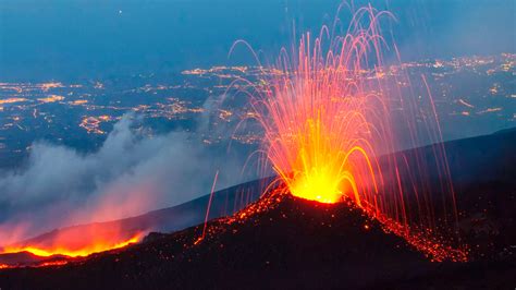 Etna el volcán más activo de Europa entra en erupción y genera