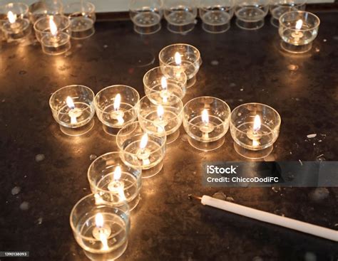 Menyalakan Lilin Dengan Api Yang Membentuk Salib Di Gereja Kristen Foto
