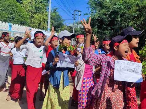 ခင်ဦးမြို့နယ် ပြည်သူများက ၁၀၂၇ စစ်ဆင်ရေးကို ထောက်ခံကြိုဆိုကြောင်း အောင်သပြေပန်းများ ကိုင်ဆောင်ကာ