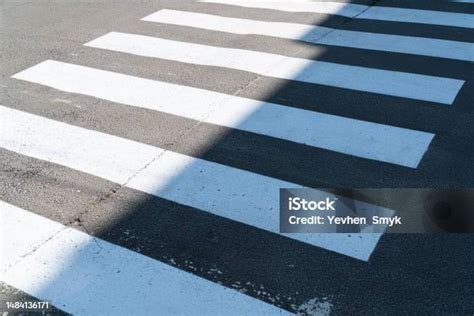 횡단 보도 횡단보도의 새로운 흰색 선 아스팔트 도로를 횡단하는 보행자에 표시 적용 0명에 대한 스톡 사진 및 기타 이미지 0
