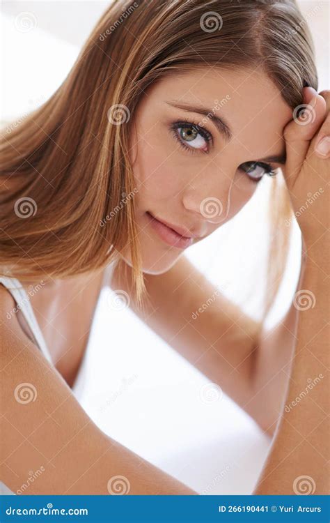 Ella Es Y Sincera Retrato De Una Joven Sensual Con Las Manos Tocando Su Pelo Imagen De Archivo