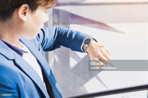 사진은 에스컬레이터에 서있는 동안 그의 손에 시계를보고 사업가의 클로즈업 비즈니스 및 재무 개념 강철에 대한 스톡 사진 및 기타