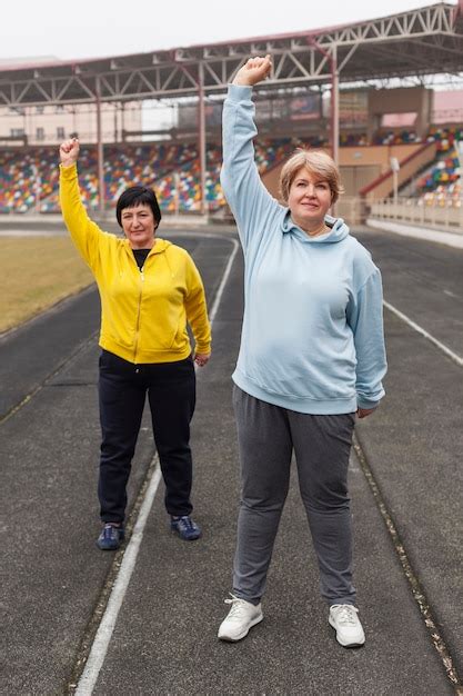 Lteres Weibliches Paar Das Im Stadion Trainiert Kostenlose Foto