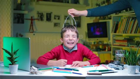 Băiatul De La Masă Face Masaj La Cap Cu Un Masaj Stock Footage Video
