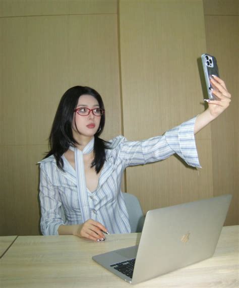 方框眼鏡與合身襯衫成潮流！office Siren 帶動的辦公室穿搭潮到底怎麼穿？必備單品你有了嗎？ 女生集合 Tagsis