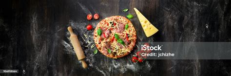 여자 손 만들기 Decopating 바 질으로 피자를 준비 하 고 어두운 배경에서 나뭇잎 보기 상위 공간을 복사 합니다 배너 0명에 대한 스톡 사진 및 기타 이미지 Istock