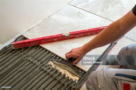 도 기 타일 그리고 Tiler 위한 도구입니다 작업자 손 설치 바닥 타일입니다 홈 개선 혁신세라믹 타일 바닥 접착제 박격포 수준