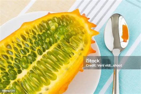 흰 접시에 오렌지 키와노 의 절반과 식탁보에 숟가락 과일 채소 채식주의 자 및 건강한 식사 0명에 대한 스톡 사진 및 기타 이미지 Istock