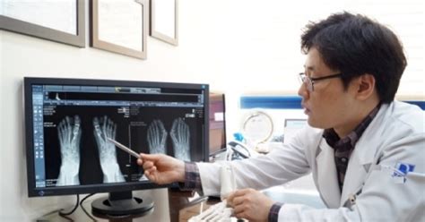 걷기 힘든 발가락통증 무지외반증 방치하면 합병증 위험