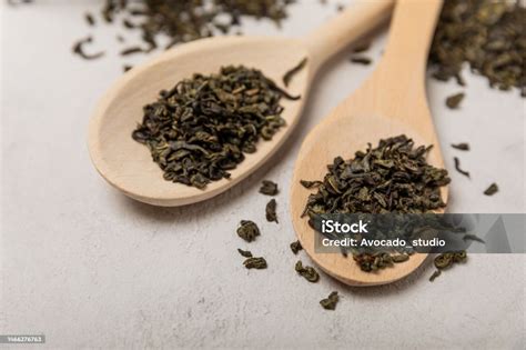 회색 질감 배경에 나무 숟가락에 녹색 향기로운 차의 잎 위에서 본 모습 텍스트를위한 장소 0명에 대한 스톡 사진 및 기타 이미지 Istock