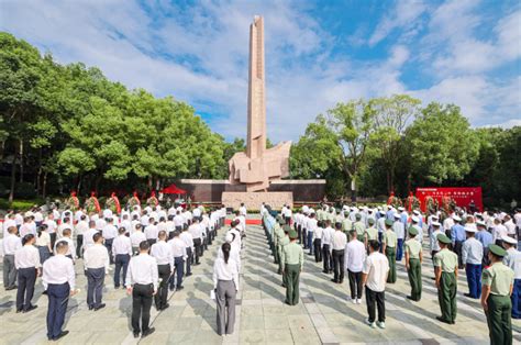 市党政军领导向革命烈士敬献花篮