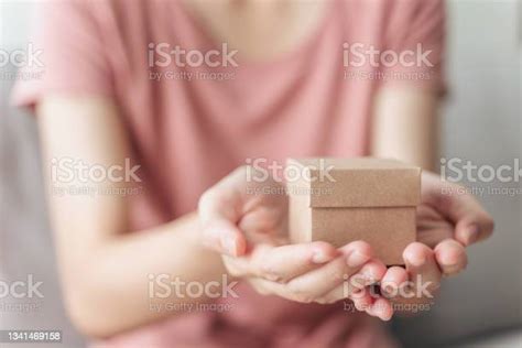 작은 선물 상자를 들고 여자의 손을 닫습니다 여자 손에 작은 선물 상자 20 24세에 대한 스톡 사진 및 기타 이미지 20