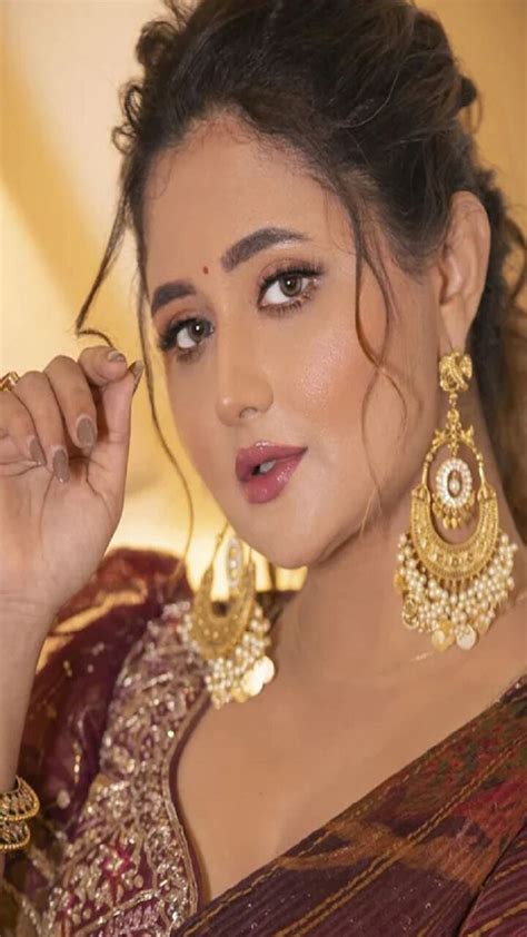 Rashmi Desai Look रश्मी देसाईचे साडीमध्ये जबरदस्त फोटोशूट दिवाळीला तुम्हीही ट्राय करु शकता असा