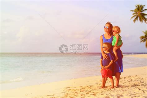 和两个孩子在热带海滩家庭度假高清图片下载 正版图片502514189 摄图网