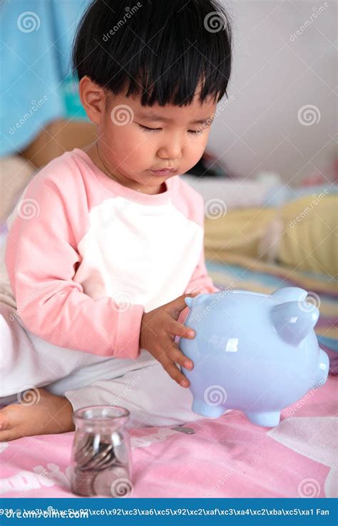 Chinesische M Dchen Ficken Mit Sparschwein Und Glasflaschen Mit M Nzen Stockbild Bild Von