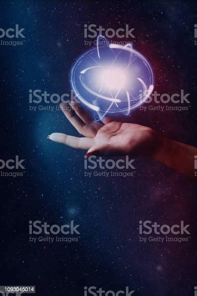 인간의 손을 손바닥에 원자를 들고입니다 무한 한 공간에 성운의 먼지입니다 혼합 미디어입니다 3차원 형태에 대한 스톡 사진 및