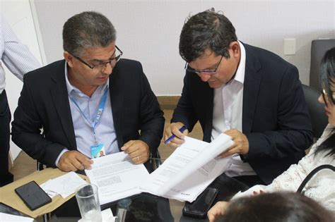 Prefeito Nilo Coelho Assina Contrato A CEF Recursos Na Ordem De R