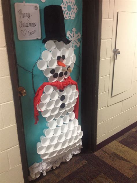 10 Unique Christmas Door Decorations
