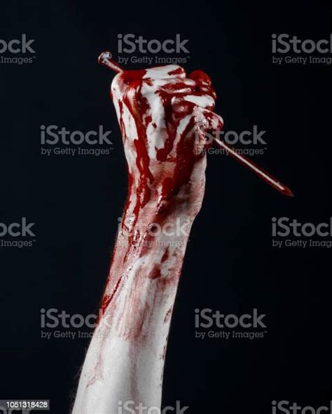 피 묻은 할로윈 테마 피 묻은 손을 잡고 스튜디오에 검은 배경에 고립 된 큰 날카로운 손톱 공포 무서움에 대한 스톡 사진 및