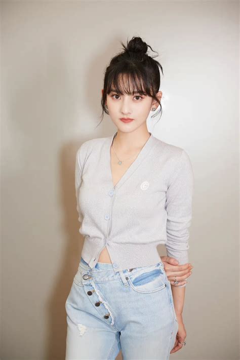 宋祖儿 牛仔裤高跟凉鞋财经头条