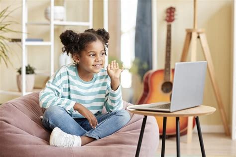 Linda Garota Negra Acenando Para A Câmera Do Laptop E Sorrindo