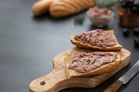 고기 닭고기 또는 돼지 고기 간 파테 샌드위치 위에 Wholgrainde 빵 조각 어두운 배경 공간을 복사합니다 파테에 대한