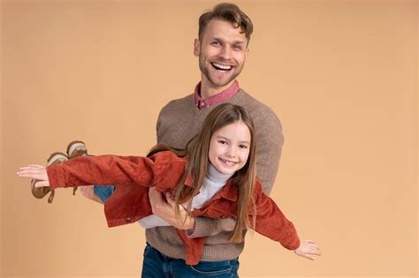 Jovem Pai E Filha Brincando Juntos Antes De Viajar Foto Grátis