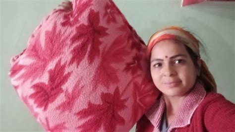 घर पर पड़े बेकार कपड़ों से बनाए कुर्सी पर बैठने के लिए गद्दा ओ बी हाथों