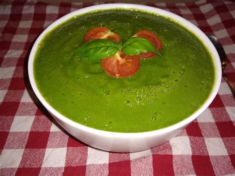 Апетитът идва с яденето Крем супа от аспержи и спанак