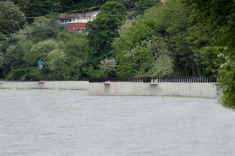 საავტომობილო ქალაქ ქუთაისში საერთო ჯამში 1 2 კმ იან მონაკვეთზე მდინარე რიონის ნაპირსამაგრი