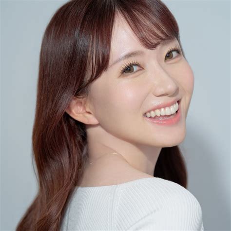 人生初グラビアの元nhkアナ、発売翌日〝髪の毛ボサボサ寝起き姿〟に反響続々「嬉しい気持ちが前髪にも出たのでしょうね」 西日本新聞me