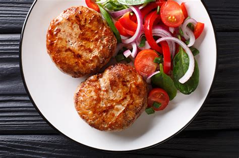 맛 있는 미트볼 Crepinette는 С A 지방과 신선한 야채 샐러드 클로즈업에 싸여 있습니다 가로 평면도 0명에 대한 스톡