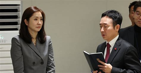 신임 대변인 인선 발표 입장하는 이도운 대통령실 대변인