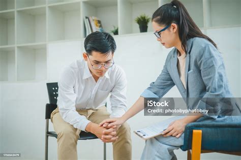 정신 건강 문제가 있는 환자의 문제를 듣는 심리학자 치료 격려를 위한 환자 사랑과 가족 문제 양극성 장애 우울증 환자의 자살 예방 20 24세에 대한 스톡 사진 및 기타