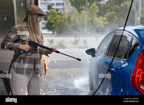 Femme Lavant Une Voiture Dans Un Poste De Lavage De Voiture En Libre