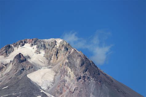 Une Très Haute Montagne Couverte De Neige Sous Un Ciel Bleu Photo