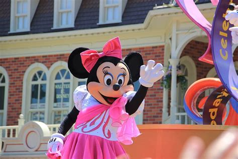 Mn Man Who Allegedly Groped Minnie Mouse Banned From Disney World