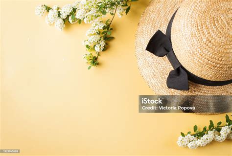 플랫은 노란 배경에 흰 꽃이 있는 밀짚 모자와 가지를 놓습니다 여름 방학 개념 공간을 복사합니다 0명에 대한 스톡 사진 및 기타 이미지 Istock